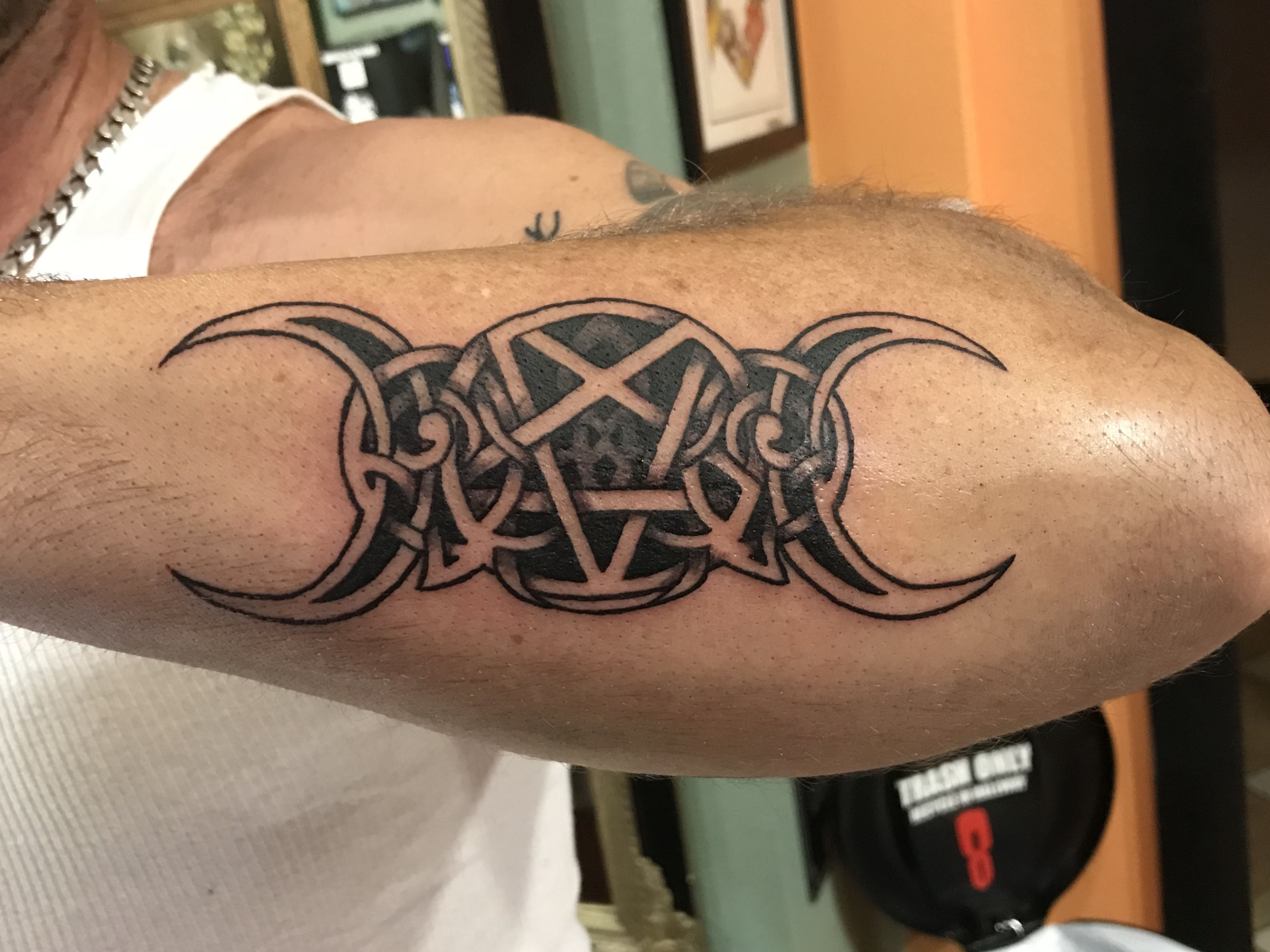 moon-pentacle – Phantom 8 TATTOO & PIERCING